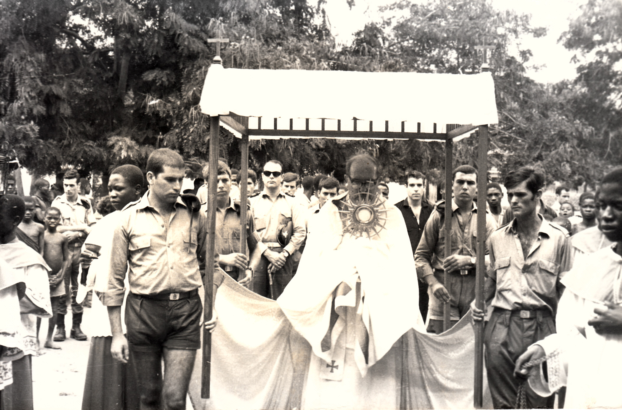 FOTOGRAFIAS DA GUERRA COLONIAL EM ANGOLA – 5. FÉ – EPHEMERA ...